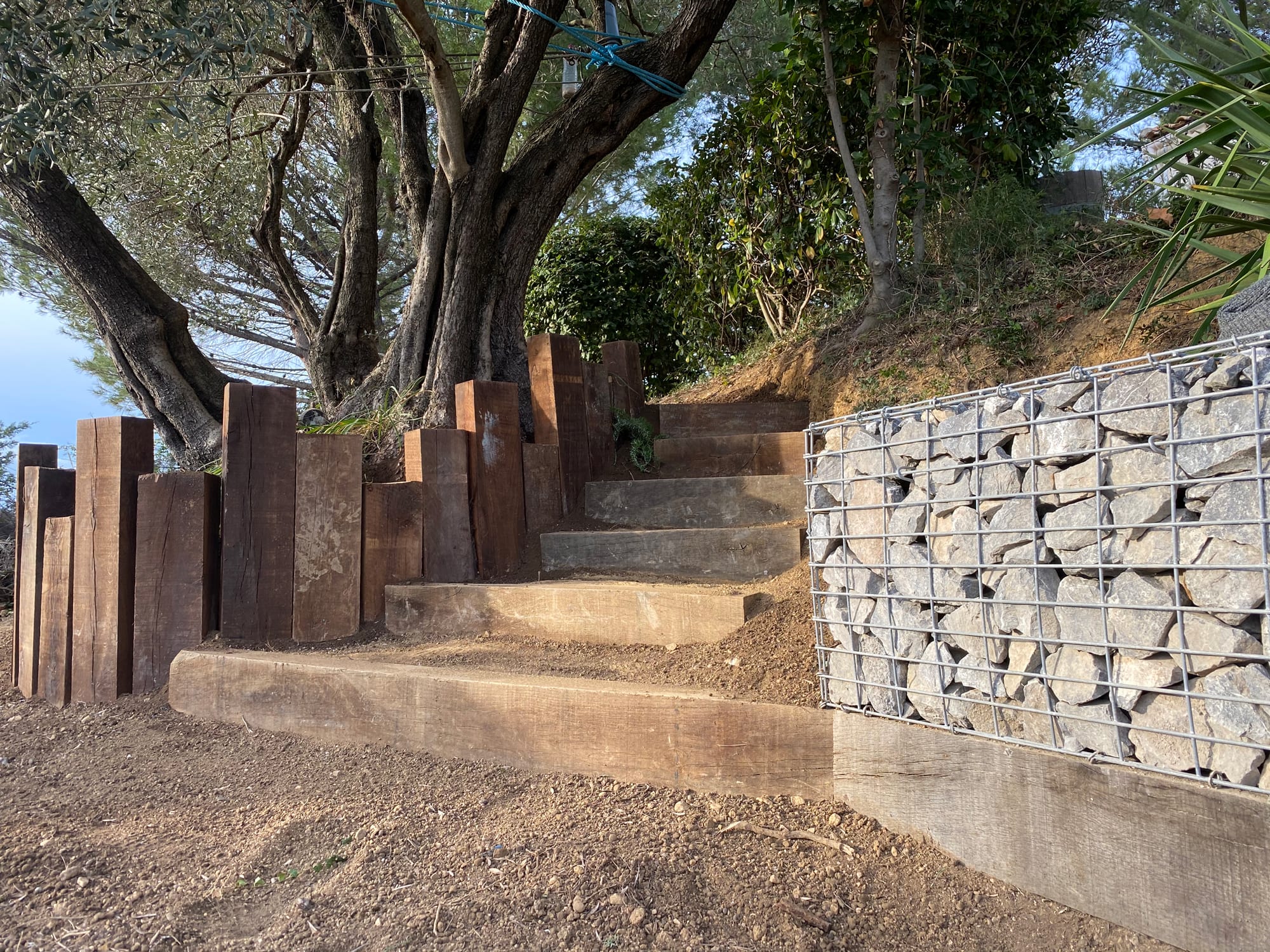 Renfort talus avec gabions et poutres de chêne | Au Jardin d'Oc